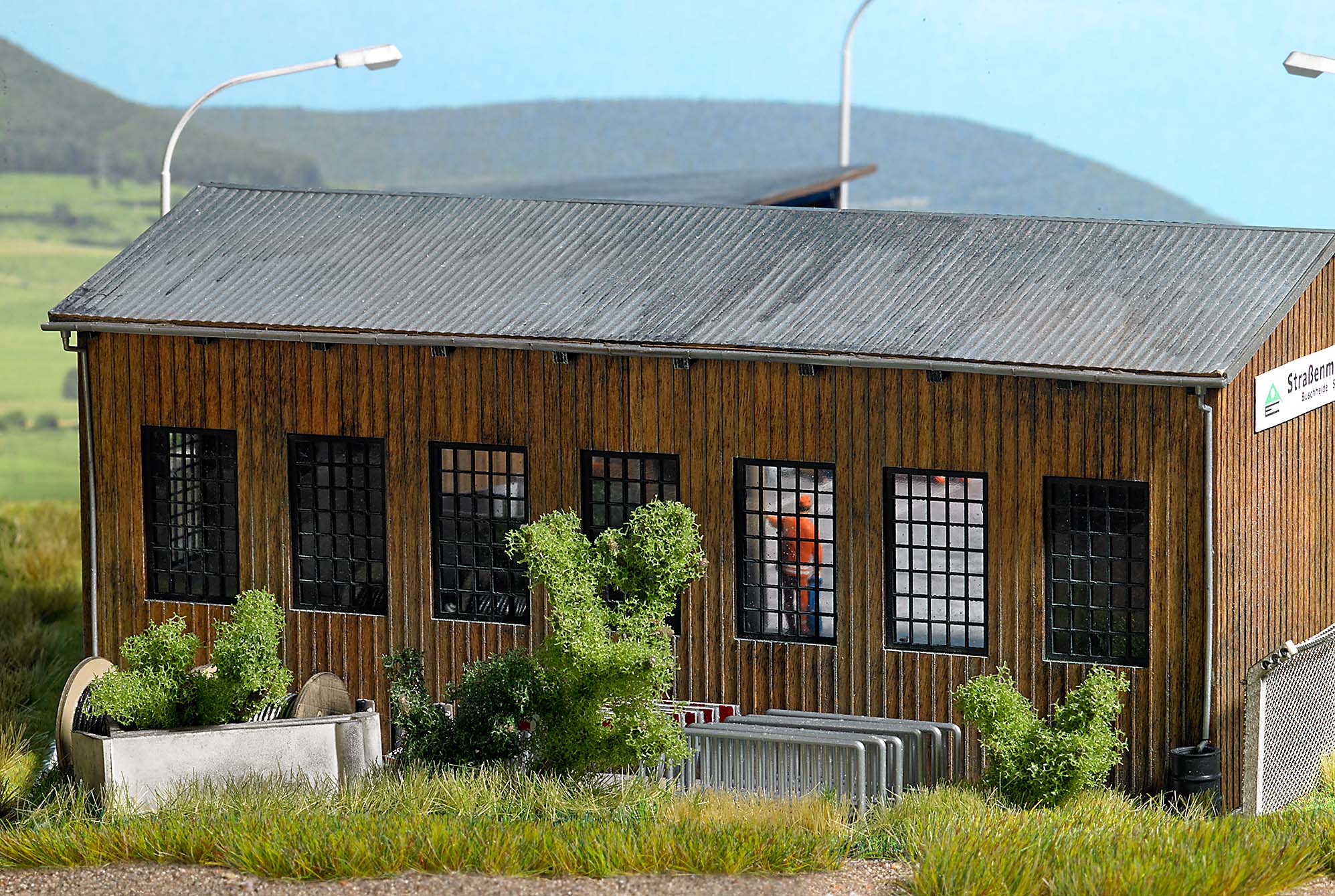 Busch 1165 Highways Depot Accessories Set - dcctrainautomation.co.uk